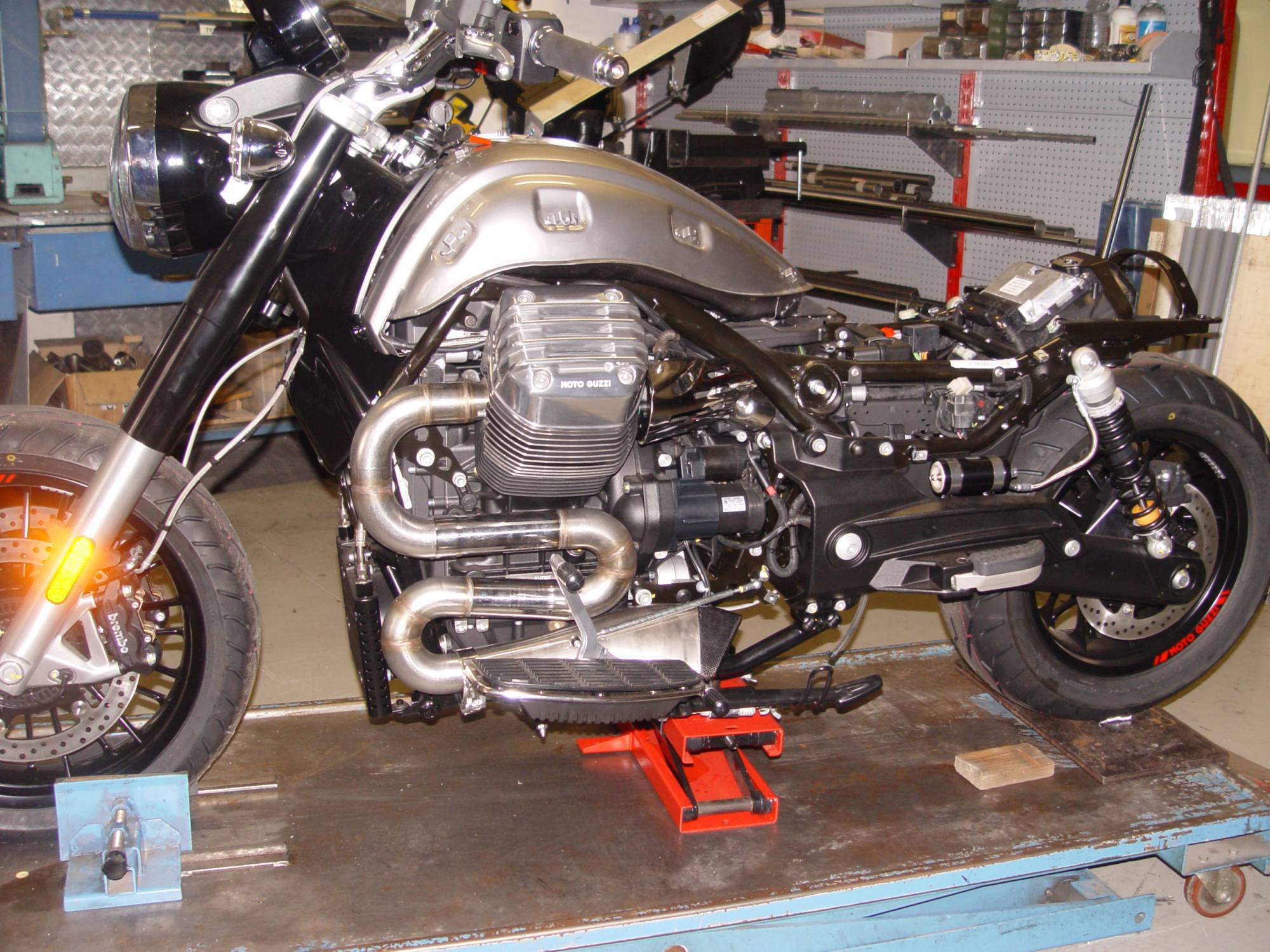 Black Mamba | MILLEPERCENTO - official Moto Guzzi dealer